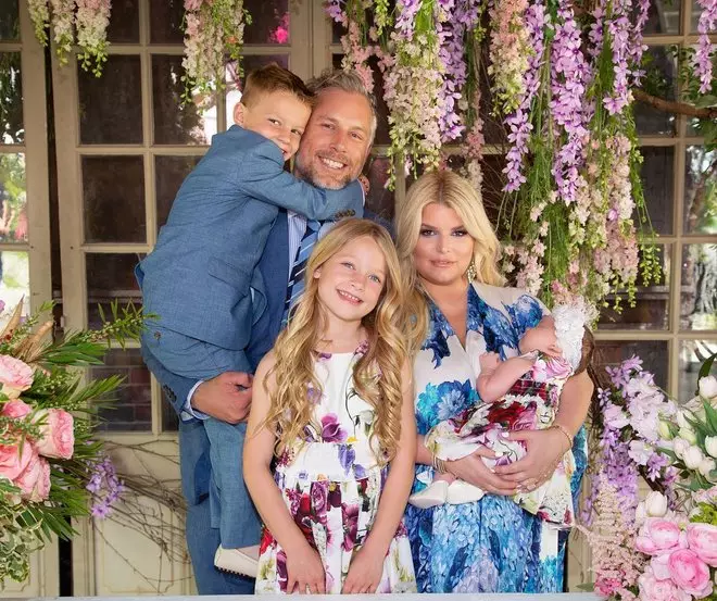 Jessica Simpson na-atụ egwu na nnukwu ya 721611_1