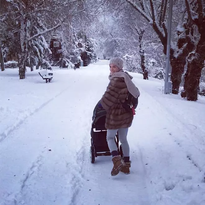 Winter walks: star parents with newborn babies 72279_15