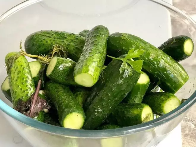 Ntụziaka maka ngwa ngwa cucumbers dị ala site na Julia vsosky 723268_3