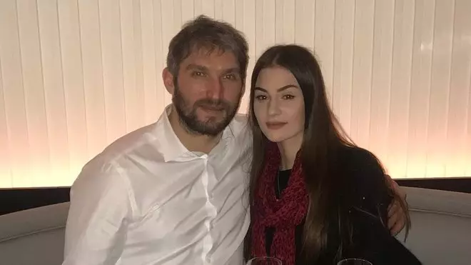 Anastasia Shubskaya và Alexander Ovechkin đã đưa con trai trên bữa tiệc đầu tiên của mình 73168_1