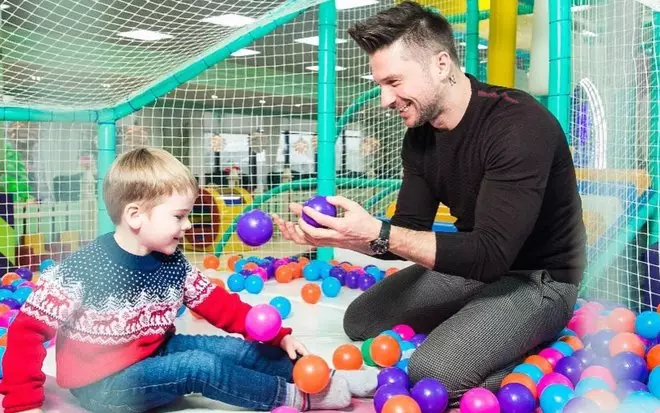 Video: Son Sergey Lazareva veranderde in een HUSSAR op de matijne van het nieuwe jaar 73963_1