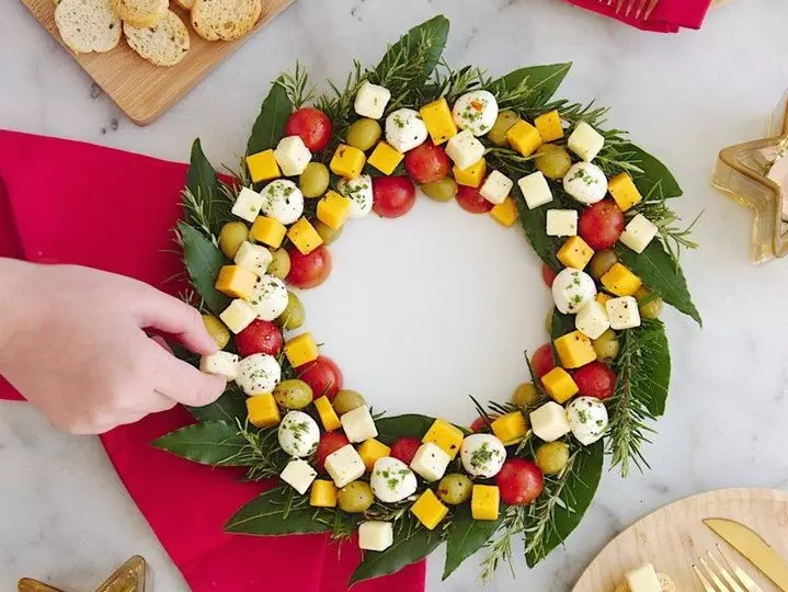 Lợn, bóng, hoa thủy tiên: 10 món salad và đồ ăn nhẹ ban đầu cho năm mới 74446_8