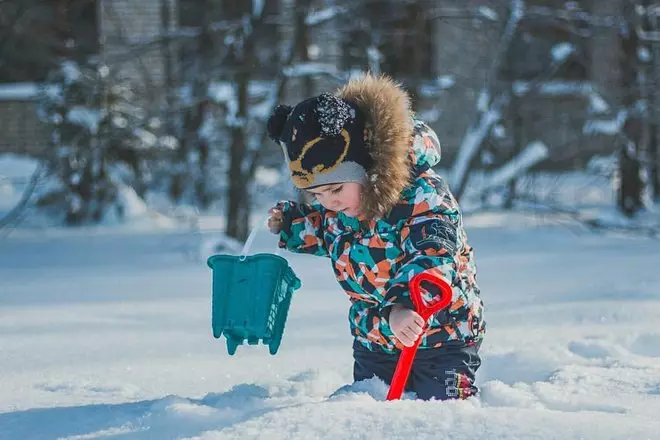 Salju dan masa kanak-kanak: 50 ide untuk pemotretan musim dingin 74932_34
