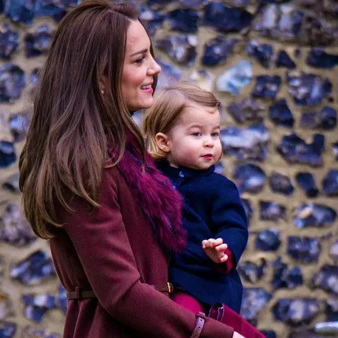 Outinédé nan sant komèsyal la: yon twa ane Princess Charlotte se yon tinon trè bèl 75342_4