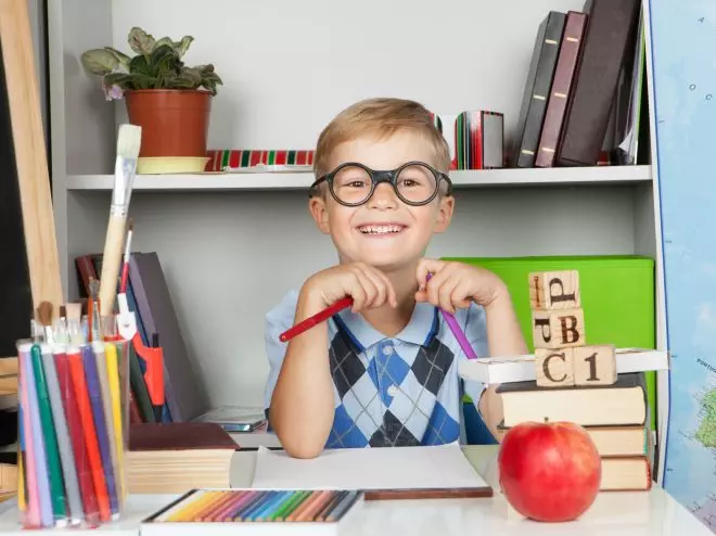 Winkelen voor schoolkinderen - groeiende partij, stoel, tafellamp 758469_1