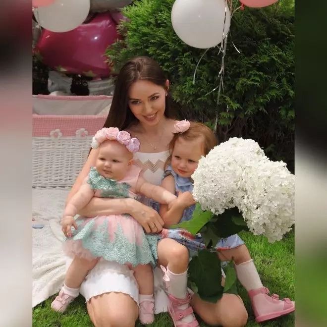 Anastasia Kostenko a montré un portrait avec les deux filles d'une séance photo de fleur 760093_2