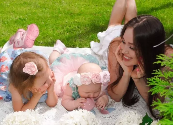 Anastasia Kostenko a montré un portrait avec les deux filles d'une séance photo de fleur 760093_3