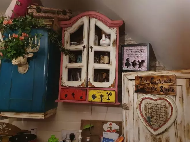 Una casa insolita di una grande famiglia nello stile della favola 