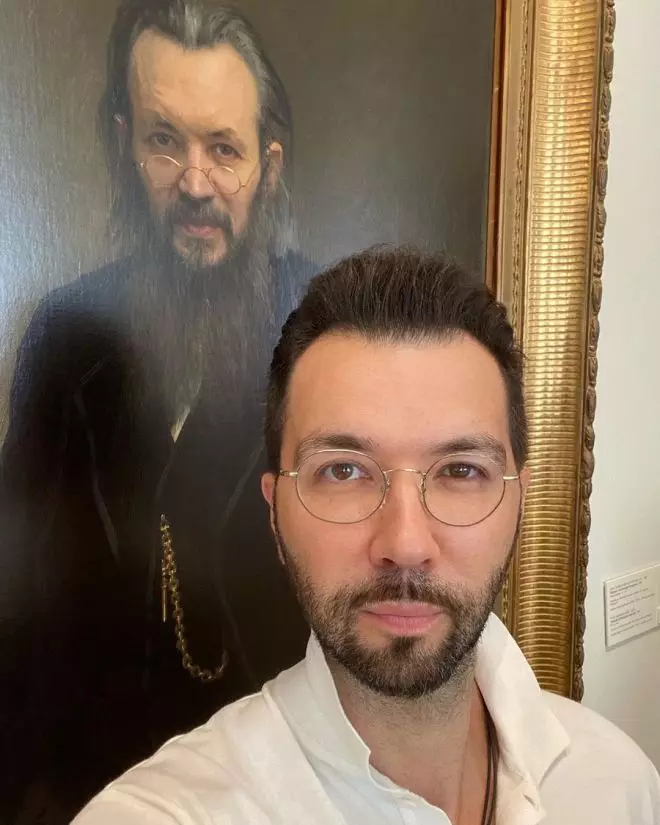 Denis Klyaver mostrou un retrato do seu famoso 