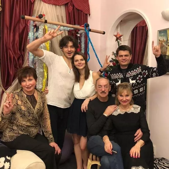 Retrat d'Any Nou: Elizabeth Boyarskaya amb la família