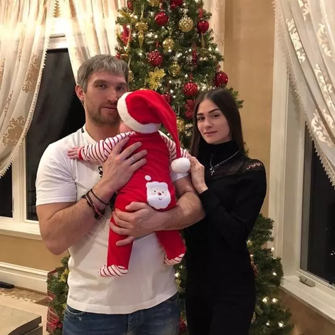 Aleksandro Ovechkin kaj Anastasia Shubskaya kun filo Sergey