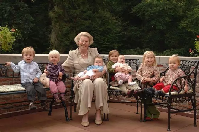 Foto alegre da rainha Beatrix e seus 7 netos 784259_2