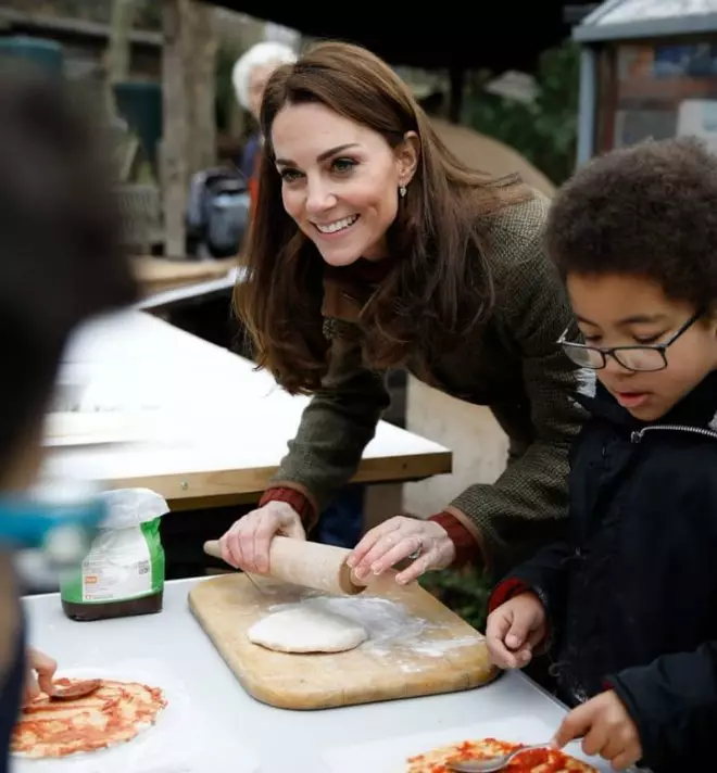 Tinuturuan ni Kate Middleton ang mga bata na nagluluto ng pizza sa bacon. 79869_2