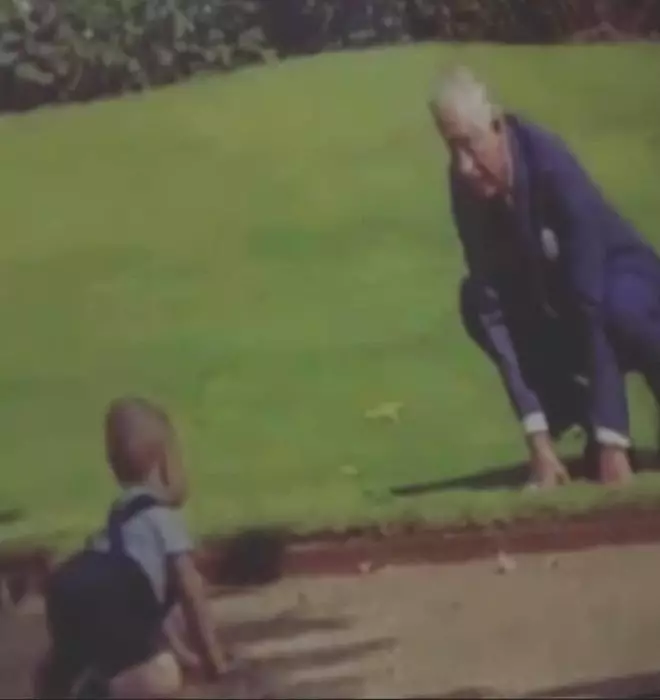 Putera Charles bermain dengan cucu yang dikasihinya 821858_2