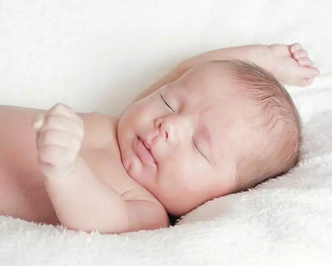 Pediatri rekomandon: si të shpëtojmë nga kukjet në kokën e foshnjës 83678_3