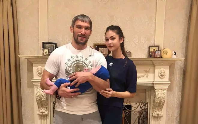 Alexander Ovechkin, junto con su esposa, enseña a un hijo de cinco meses para nadar. 83823_1