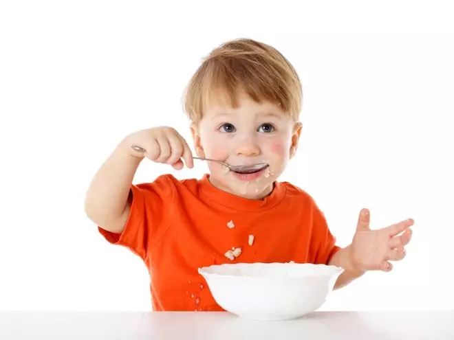 Bagaimana untuk memberi makan oatmeal bayi