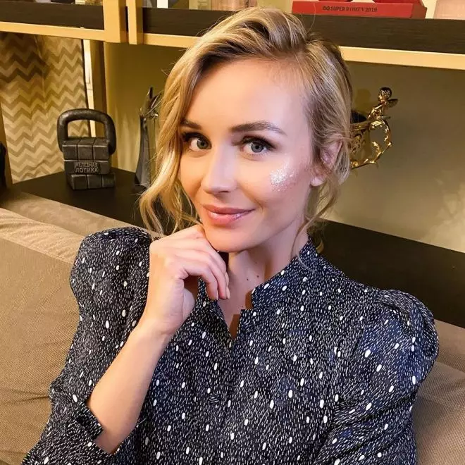 Polina Gagarina จัดให้มีการเต้นรำที่ก่อตั้งขึ้นกับลูกสาวอายุ 3 ปี 875755_1