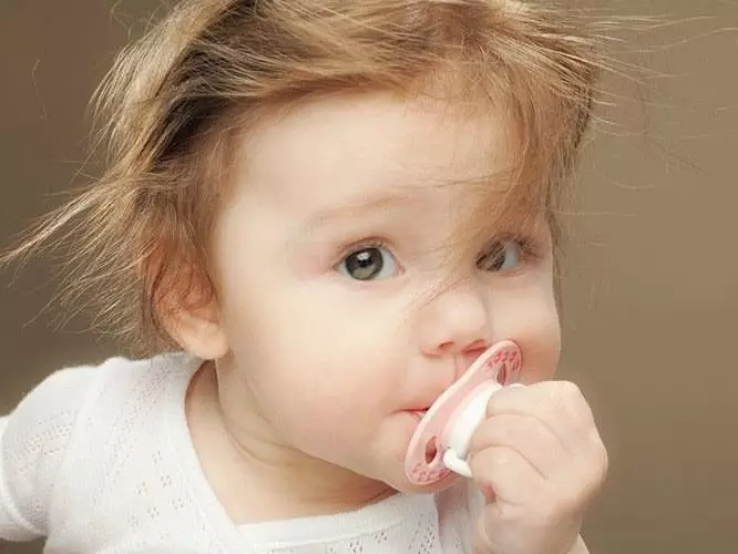 एक pacifier से एक बच्चे को कैसे wean 87652_1