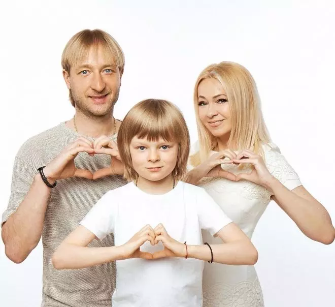 याना रुडकोव्स्काया ने दिखाया कि बेटा अपने पिता को कैसे काम करने के लिए एस्कॉर्ट करता है 895304_1