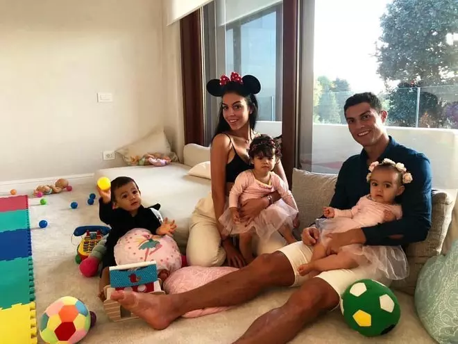 Cristiano Ronaldo和Georgina Rodriguez與新生兒的女兒展示了鏡頭 902302_1