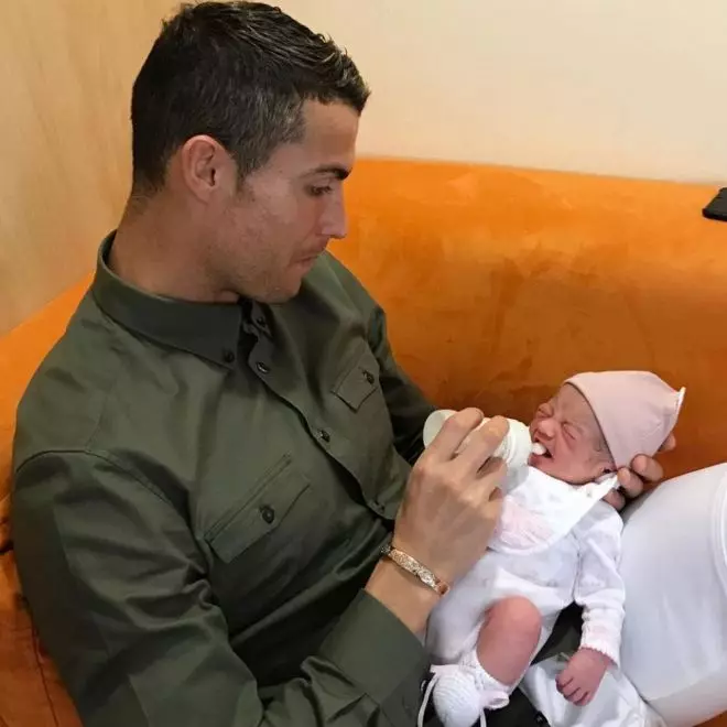 Cristiano Ronaldo اور جارجینا Rodriguez نے نوزائیدہ بیٹی کے ساتھ فوٹیج دکھایا 902302_2