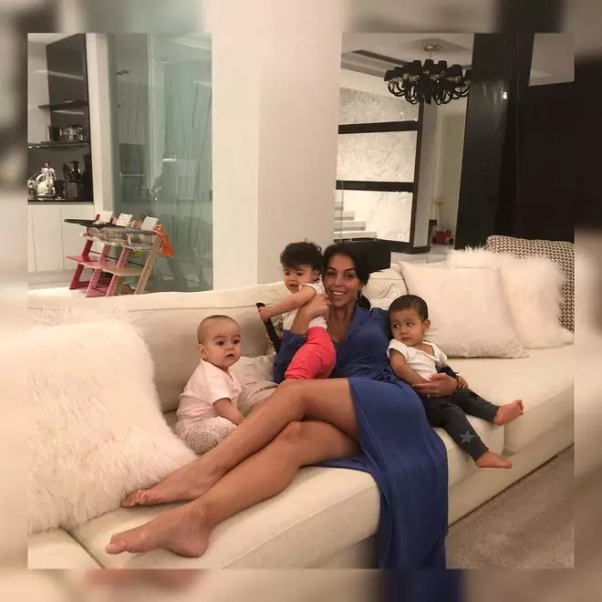 Cristiano Ronaldo dan Georgina Rodriguez menunjukkan rakaman dengan anak perempuan yang baru lahir 902302_7