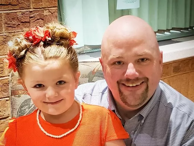 Dad creates incredibly beautiful hairstyles for daughter 91165_1