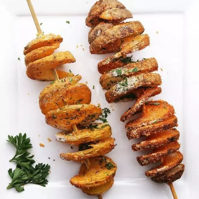 Skewers উপর আলু