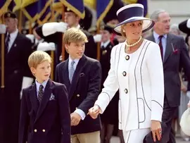 Keistos tradicijos: kunigaikščių vaikai William ir Haris turės skirtingas pavardes