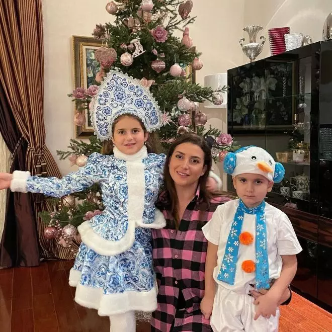 Жасмин показала новорічні костюми своїх дітей 937780_3