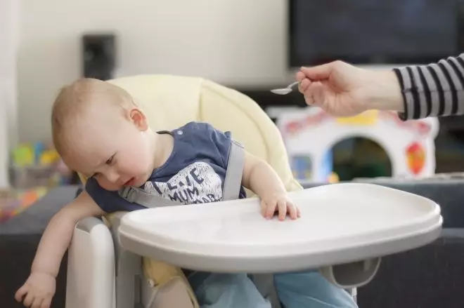 Si el niño no quiere comer, qué hacer, cómo alimentar y si es necesario 938393_1