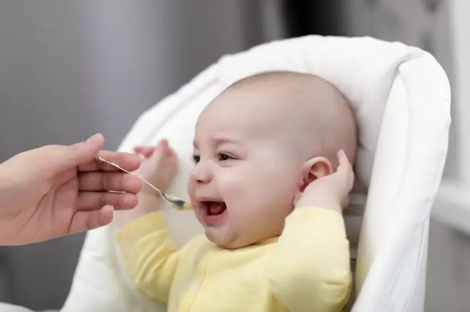 Als het kind niet wil eten - wat te doen, hoe u moet voeden en of het noodzakelijk is 938393_2