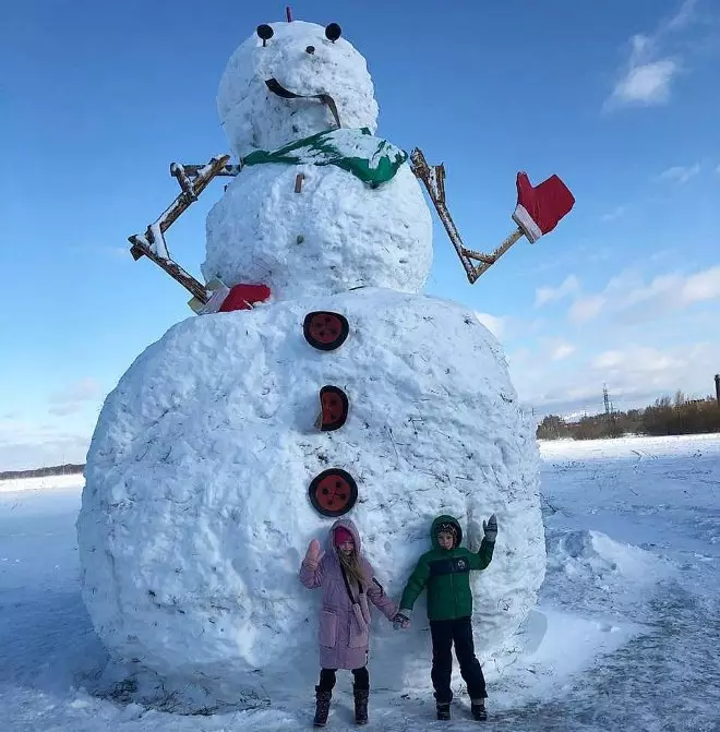 The children of Anton Makarsky found a giant snowman 93898_3