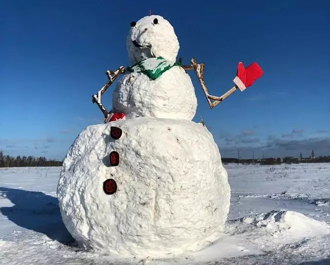 The children of Anton Makarsky found a giant snowman 93898_4