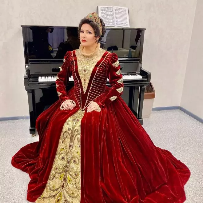 Anna Netrebko dekorēja Ziemassvētku eglīti XX gadsimta sākuma stilā 954865_1