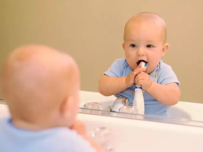 Anne çocuk doktoru nasıl temizlenecek dişlerin nasıl temizlenmesini tavsiye eder. 95726_1