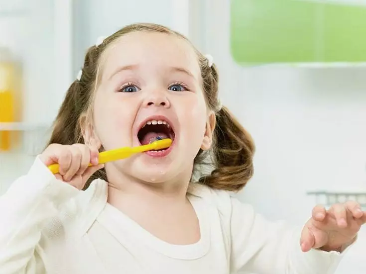 माँ बाल रोग विशेषज्ञ को सलाह देते हैं कि कैसे साफ करने के लिए उचित दांत हैं 95726_2