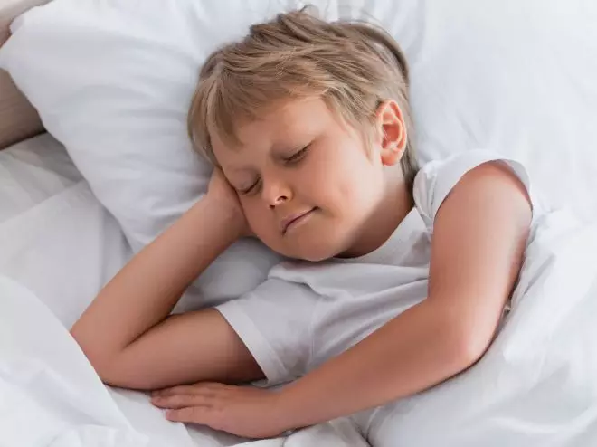 按年齡劃分的兒童睡眠標準 - 從0到5年 957430_2