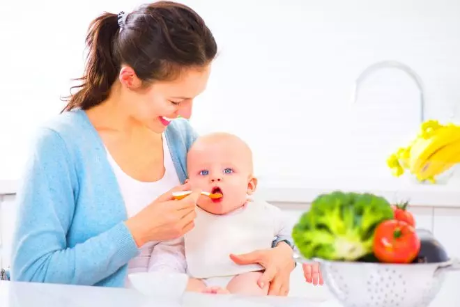 วิธีการประพฤติตนเมื่อทารกเพื่อให้เด็กเริ่มกินอย่างรวดเร็ว 976555_1