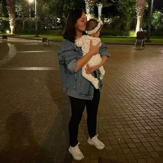 Marina Kravets သည် Dubai ရှိအားလပ်ရက်တွင်မိုက်မဲသောသမီးကိုပြသခဲ့သည် 981092_2
