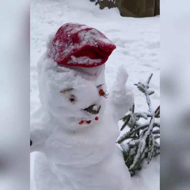 A filha de Maxim Galkina cegou um boneco de neve moderno com ... Telefone móvel 981386_2