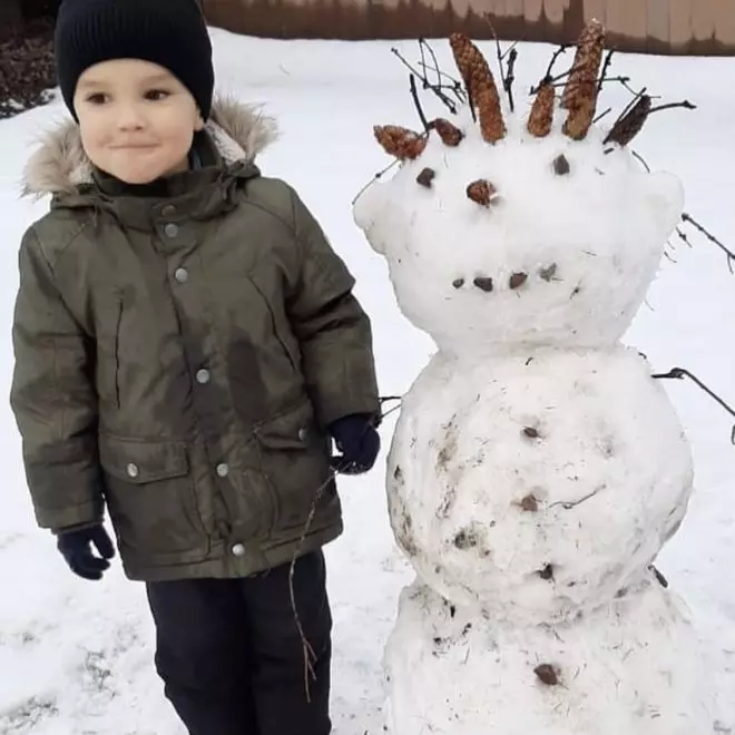 Maxim Galkinas datter blindet en moderne snømann med ... mobiltelefon 981386_3