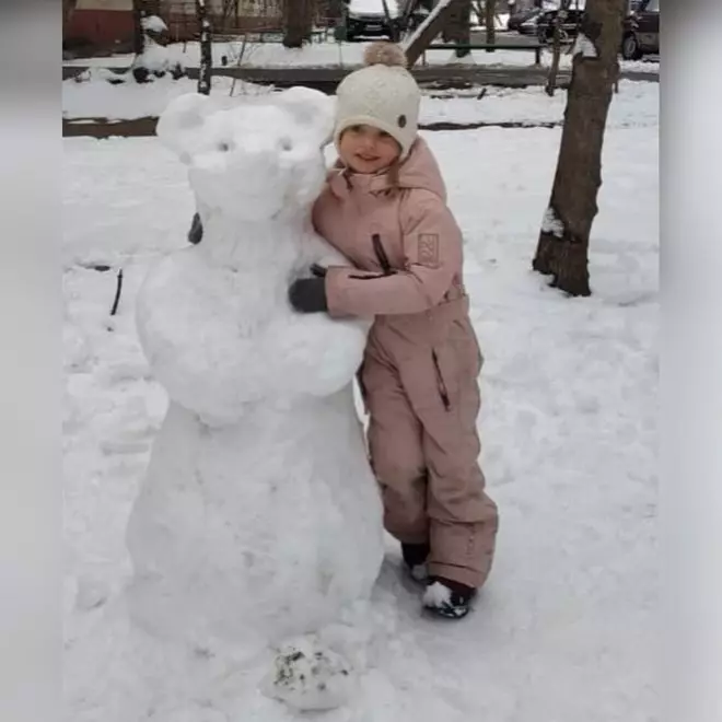 Maxim Galkina's daughter blinded a modern snowman with ... mobile phone 981386_4