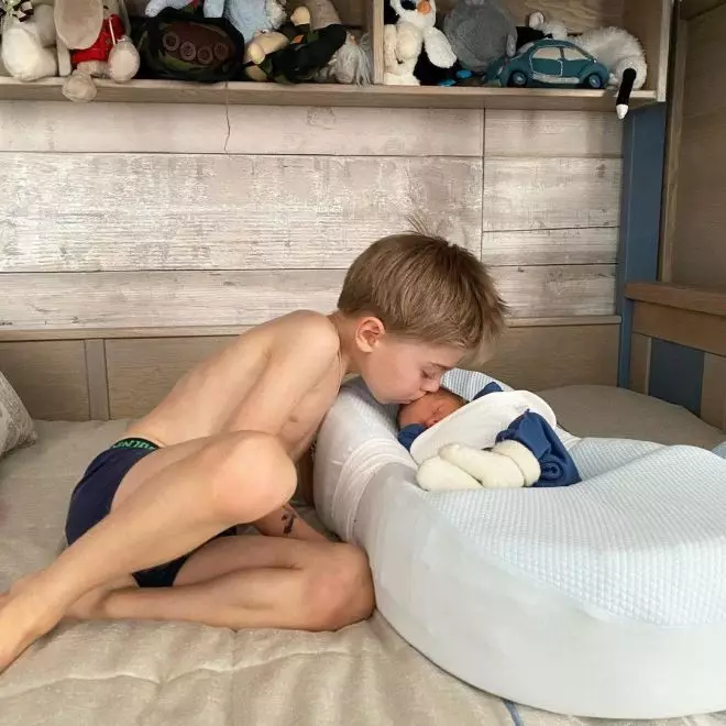 Natalia Podolskaya 및 블라디미르 프레티 티코바의 아들으로 비디오를 만지면 네트워크 사용자의 즐거움을 이끌어 냈습니다. 997159_2