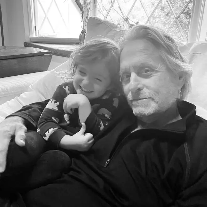 Michael Douglas menerbitkan foto pertama dengan cucu baru lahir 999112_4